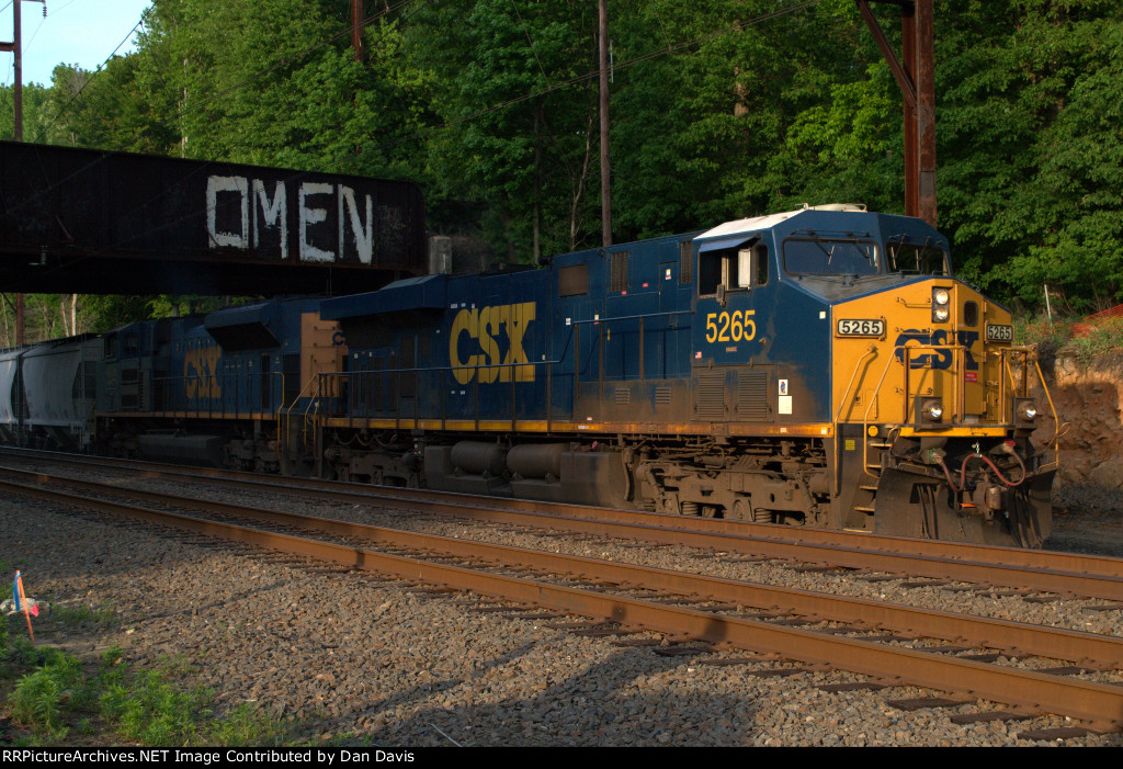 CSX ES40DC 5265 leads Q439-22